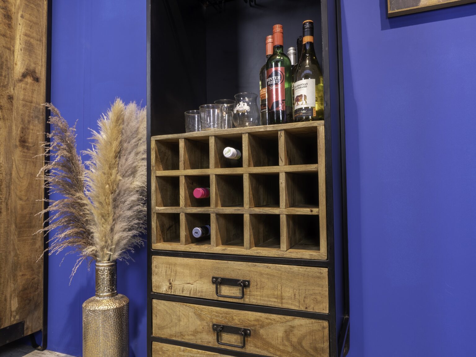 Industriële wijn / drankkast van staal en hout - LeukeMeubels.nl